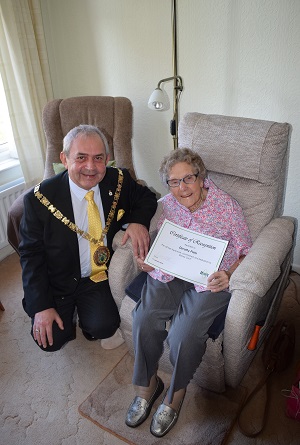 Mayor delivers birthday card to centenarian Dorothy - Rugby Borough Council
